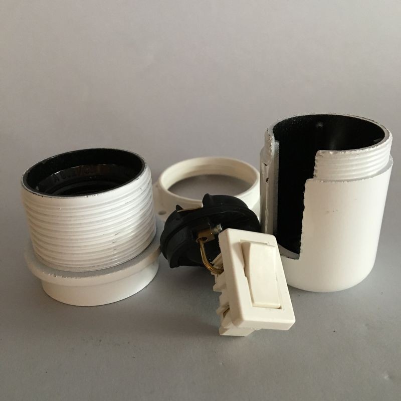 Douille électrique blanche en bakélite avec interrupteur